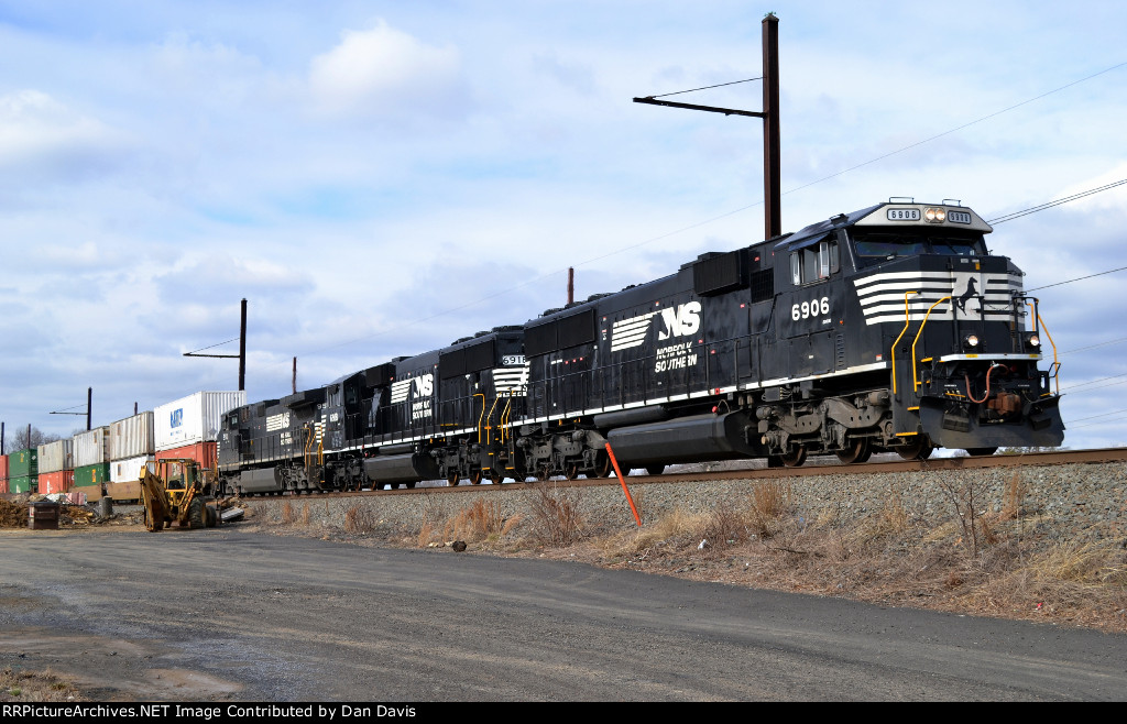 NS SD60E 6906 leads 20Q